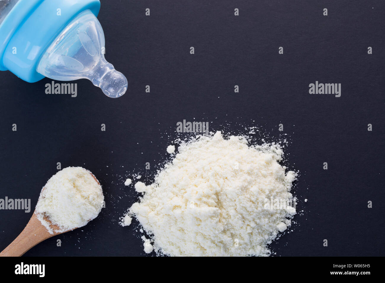 Baby milk powder, spoon and bottle Stock Photo - Alamy