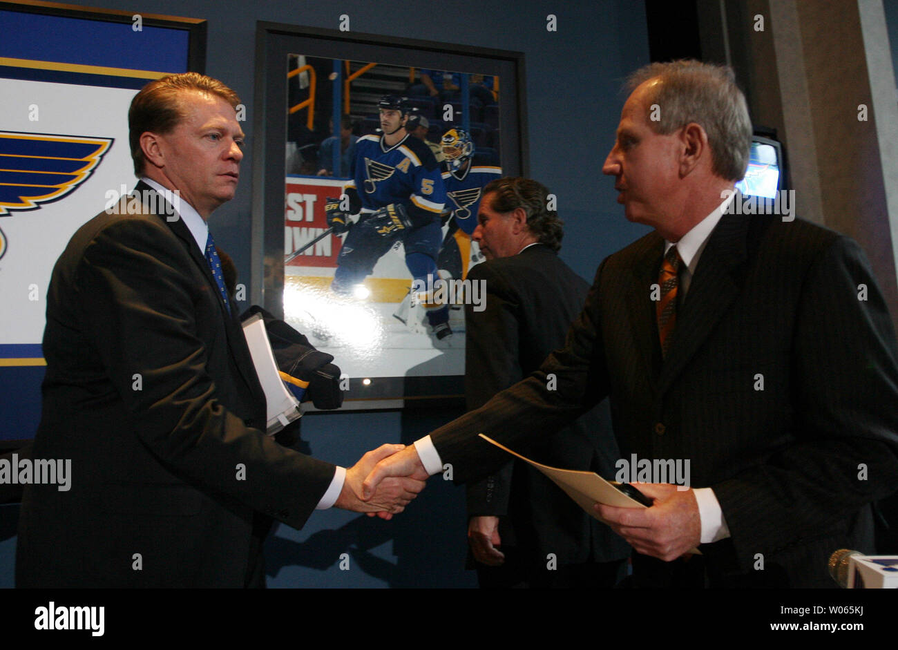 Dave Checketts (L) shakes hands with Bill Laurie after it was announced ...
