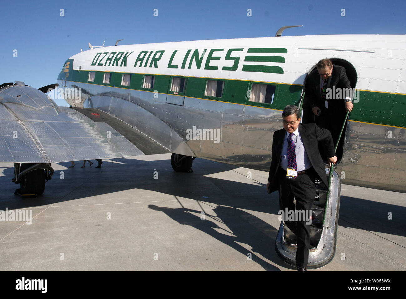 Runway ribbon cutting hi-res stock photography and images - Alamy