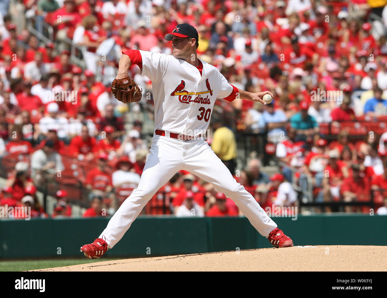 St. Louis Cardinals Mark Mulder delivers a pitch to the Cincinnati Reds ...