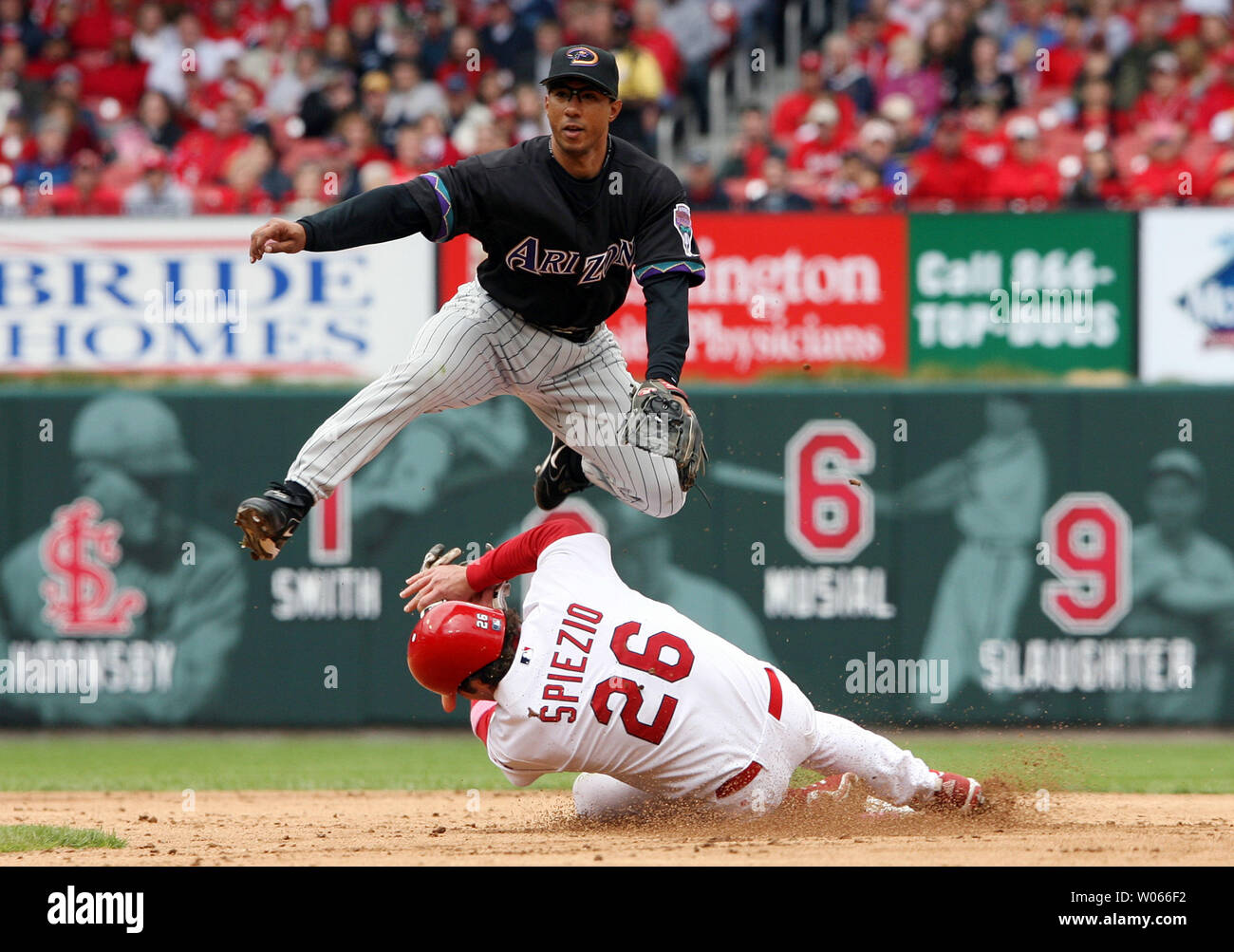 St. Louis Cardinals Scott Spiezio covers up as Arizona Diamondbacks ...