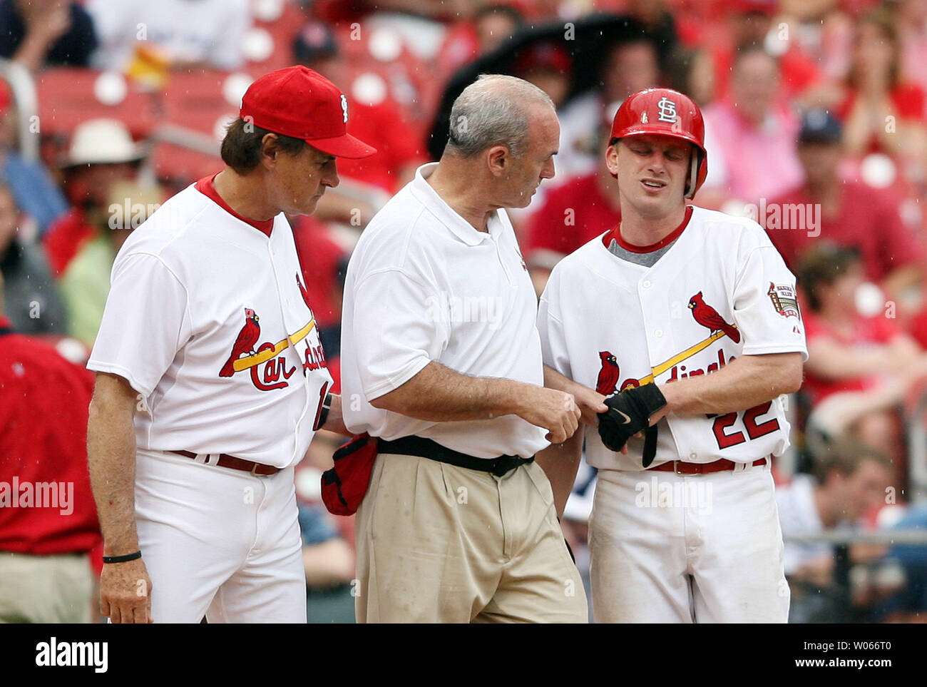 St. Louis Cardinals trainer Barry Weinberg (C) and manager Tony LaRussa ...