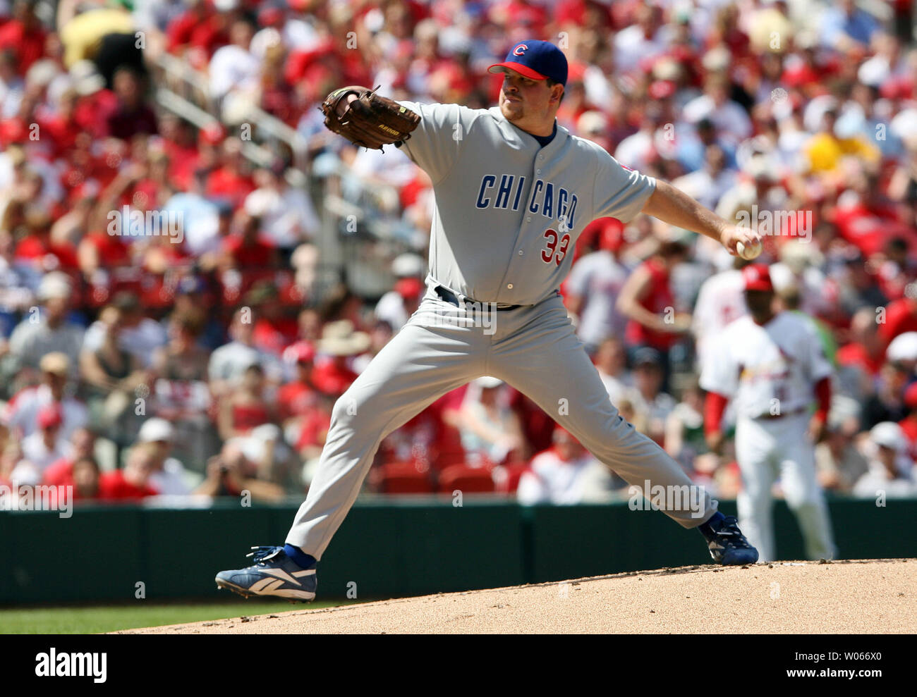 Chicago Cubs pitcher Glendon Rusch throws to the St. Louis Cardinals in ...
