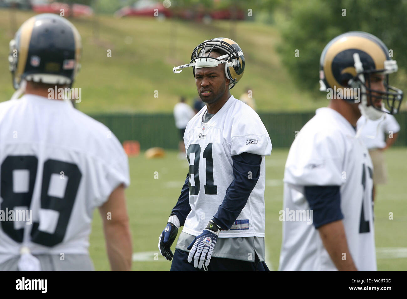 St. Louis Rams receiver Torry Holt (81) finishs running a play during ...