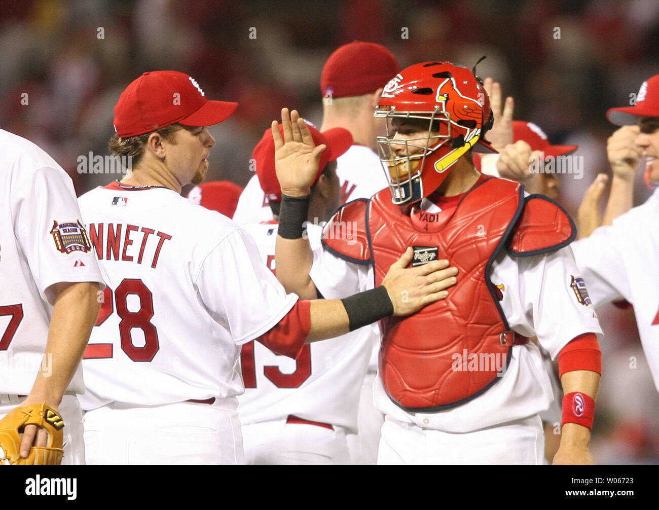 St. Louis Cardinals catcher Gary Bennett (L) congratulates Yadier ...