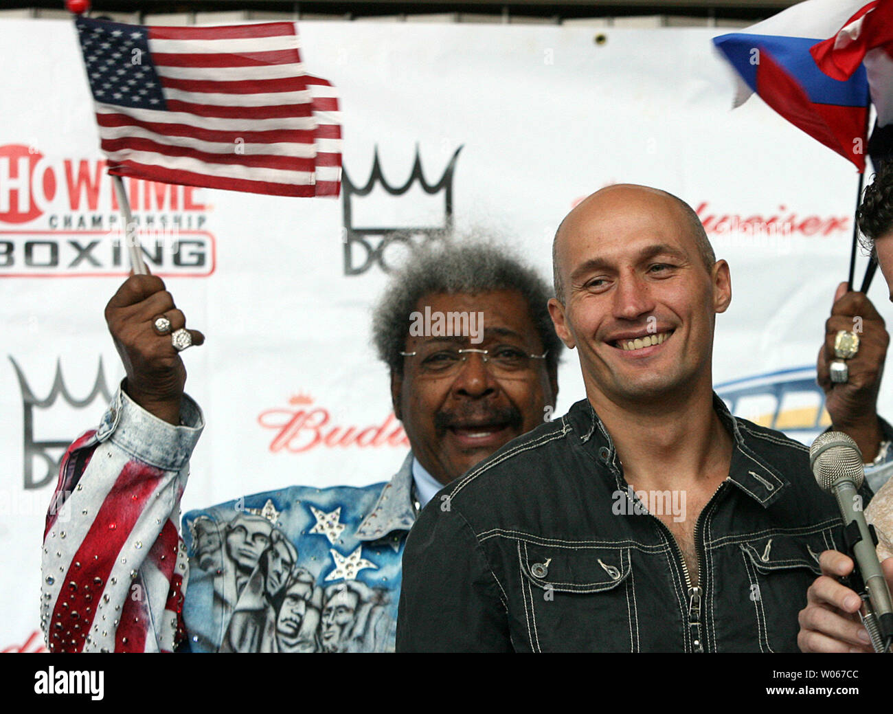 Boxing promoter don king waves hi-res stock photography and images - Alamy