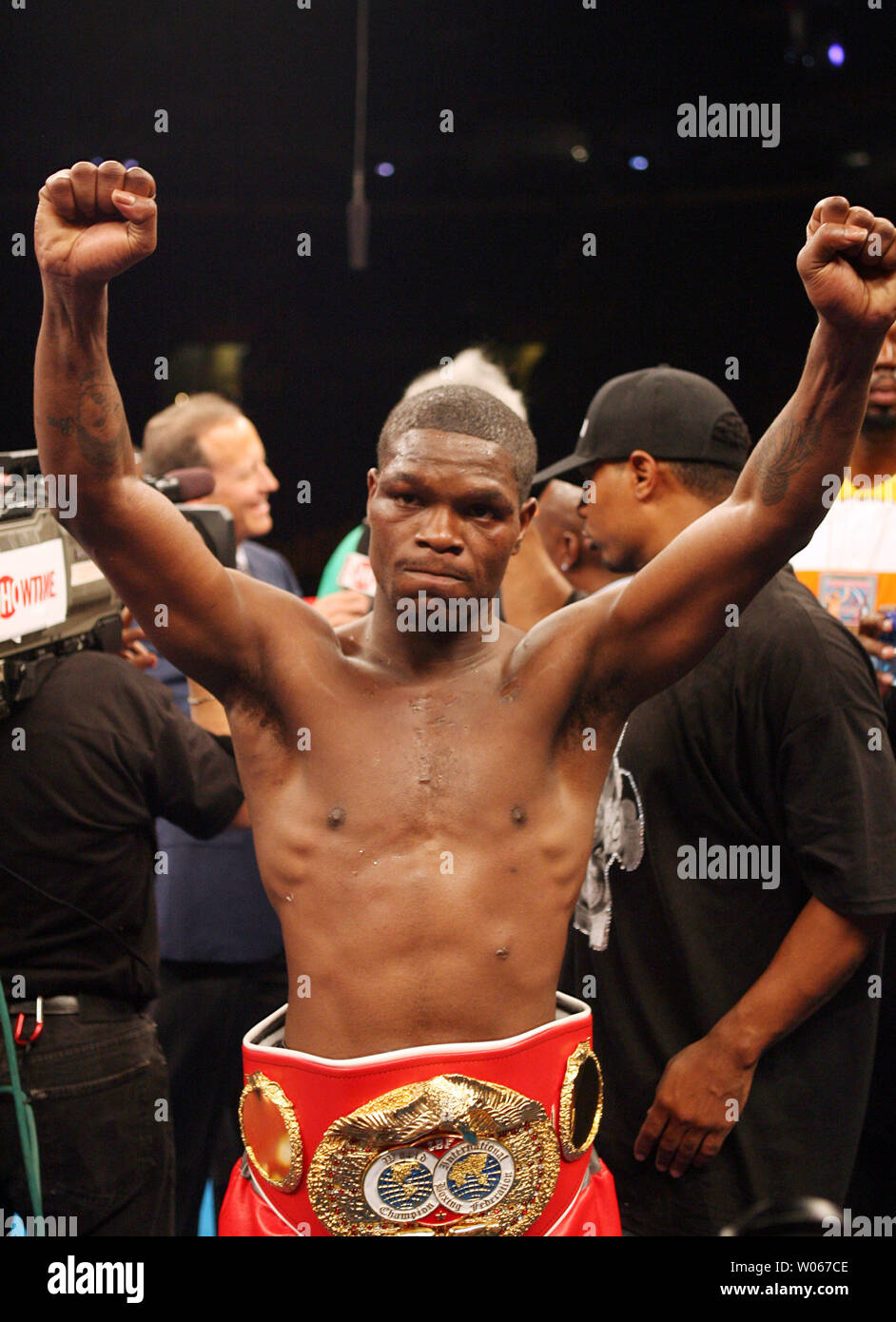 St. Louis native Cory Spinks raises his arms in victory after defeating ...