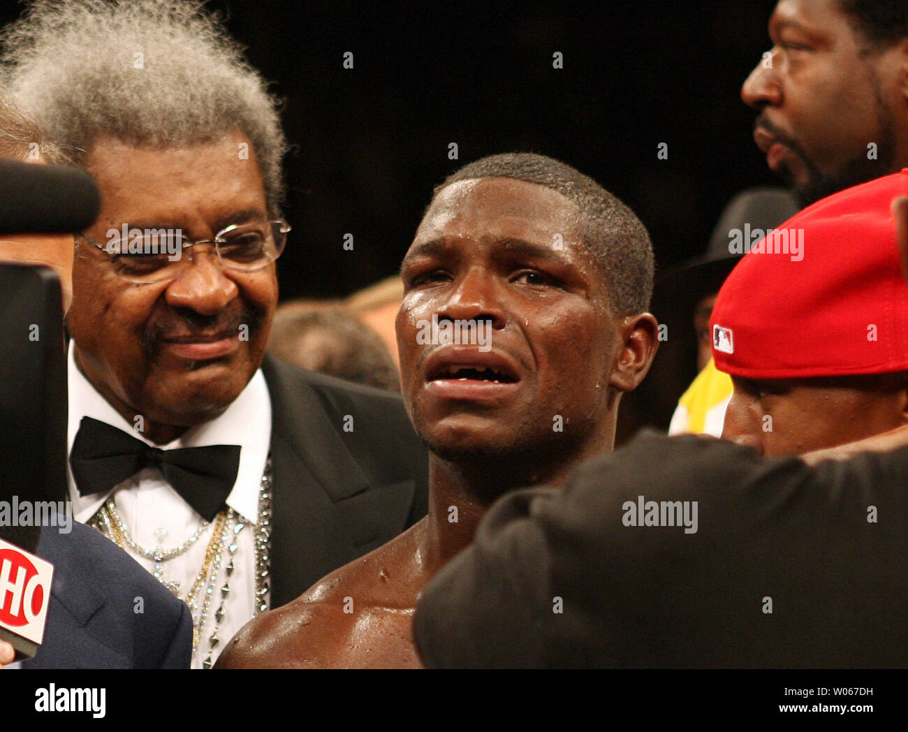 St. Louis native Cory Spinks cries as he stands with boxing promoter ...