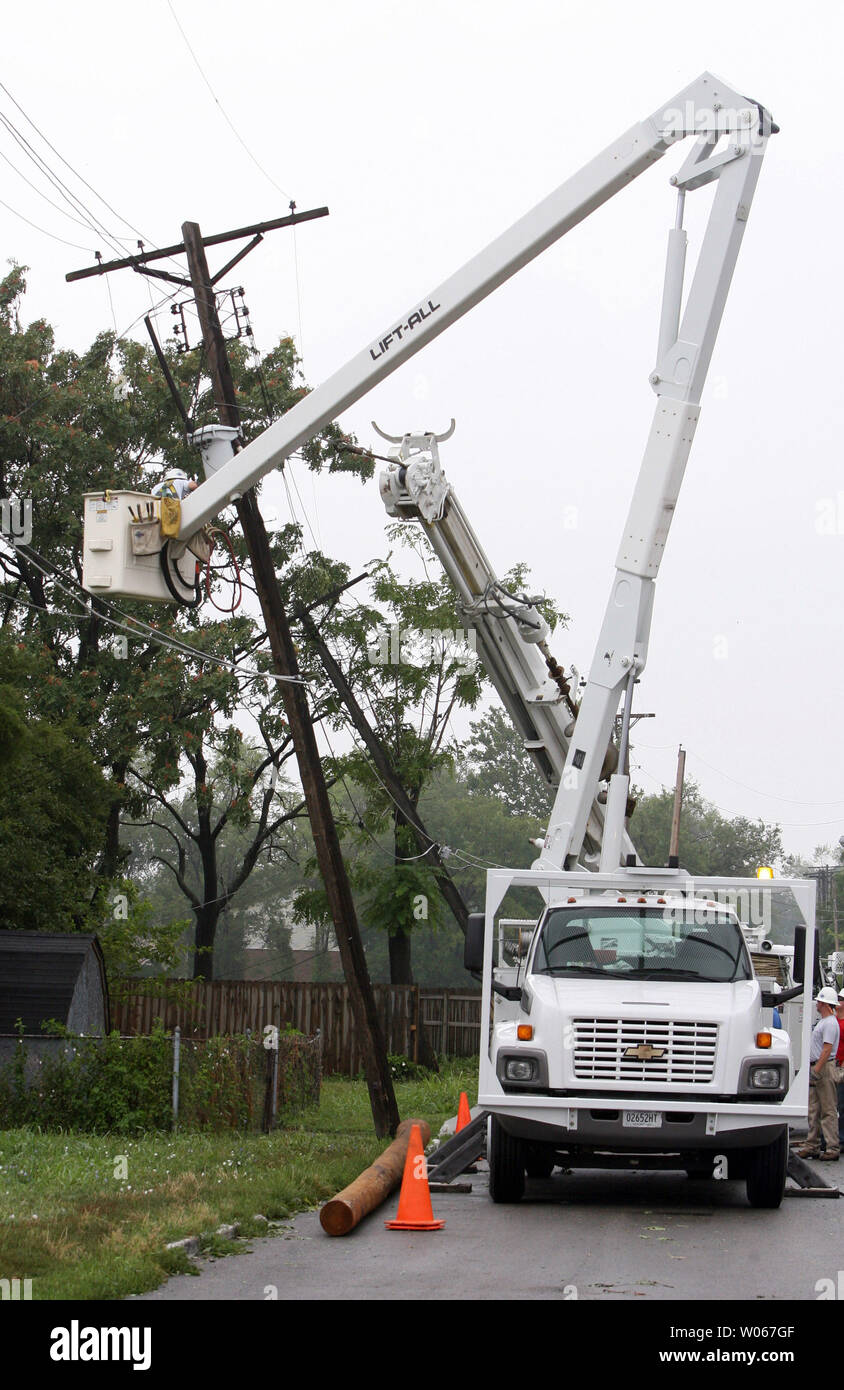 Powerline workers hi-res stock photography and images - Alamy