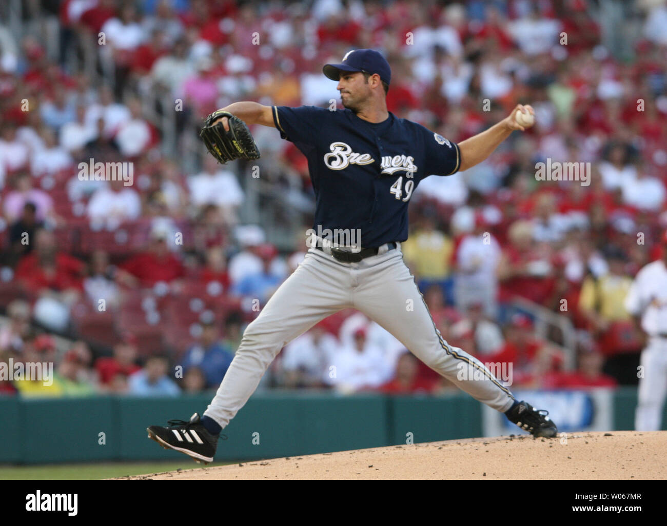 Milwaukee Brewers pitcher Doug Davis delivers a pitch to the St. Louis ...