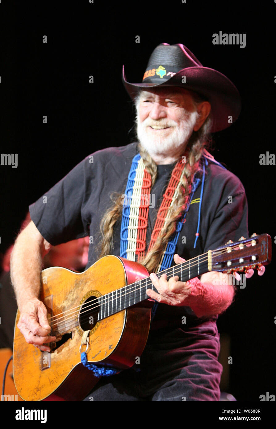 Willie nelson concert crowd hi-res stock photography and images - Alamy