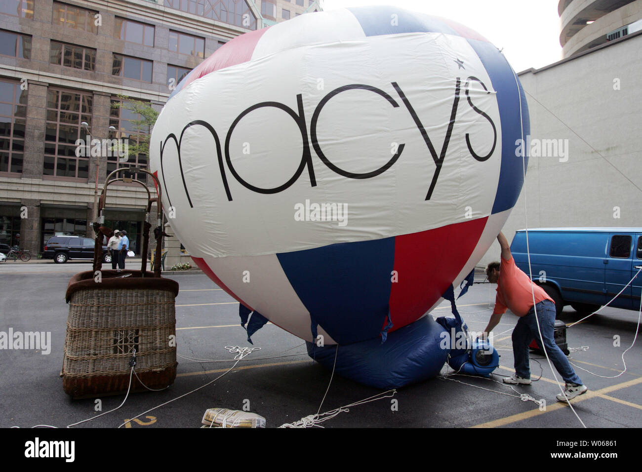 Carl Jessup sets up a Macy's balloon before the grand opening ...