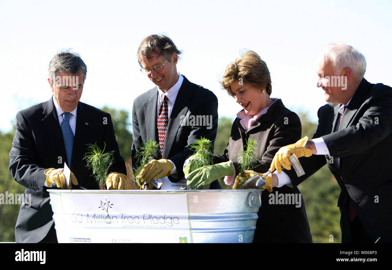 U.S. Agriculture Secretary Mike Johanns (L) joins (L to R) Arbor ...