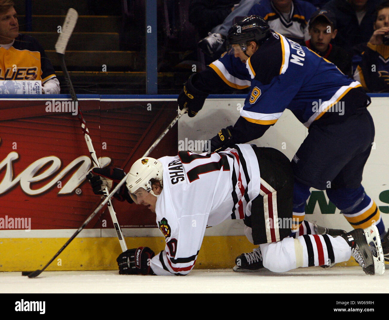 St. Louis Blues Jay McClement (R) tries to reach over Chicago ...
