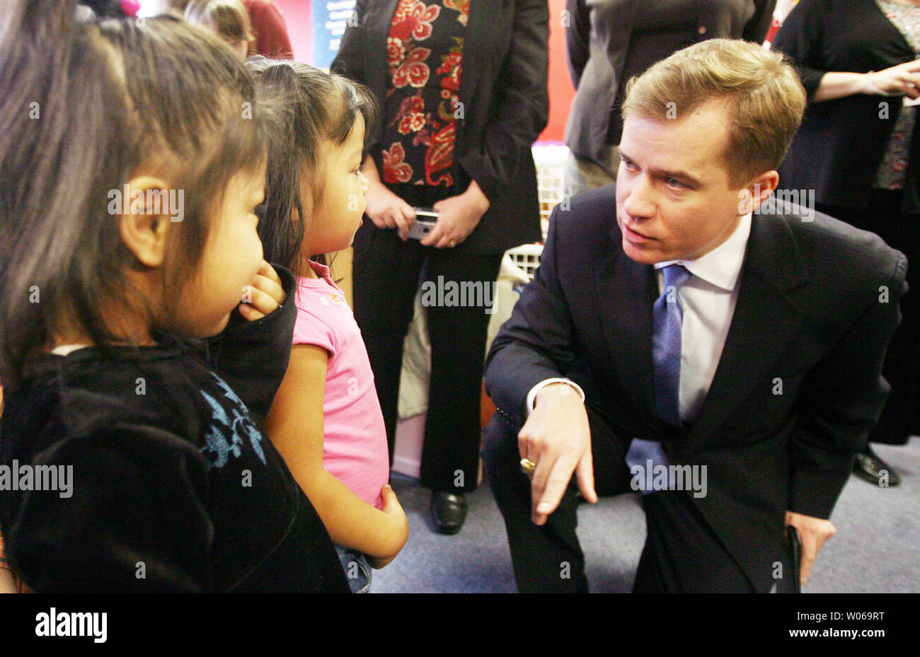Missouri Governor Matt Blunt speaks with 2 year old Marrarina and ...