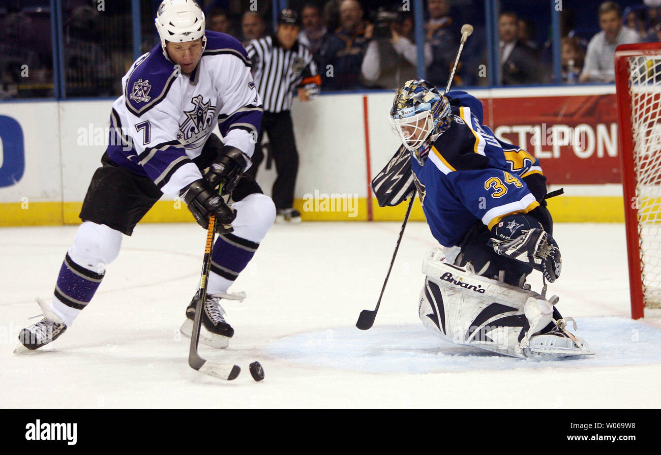 Los Angeles Kings Derek Armstrong (7) can't get control of the puck as ...