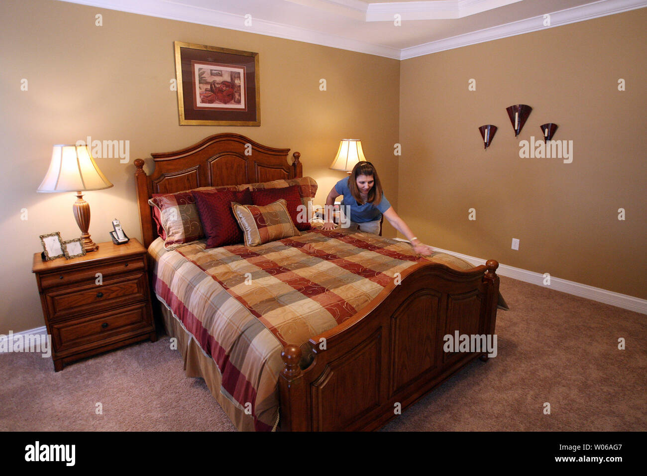 Shari Frazier, aunt of kidnapped boy Shawn Hornbeck, straightens the ...