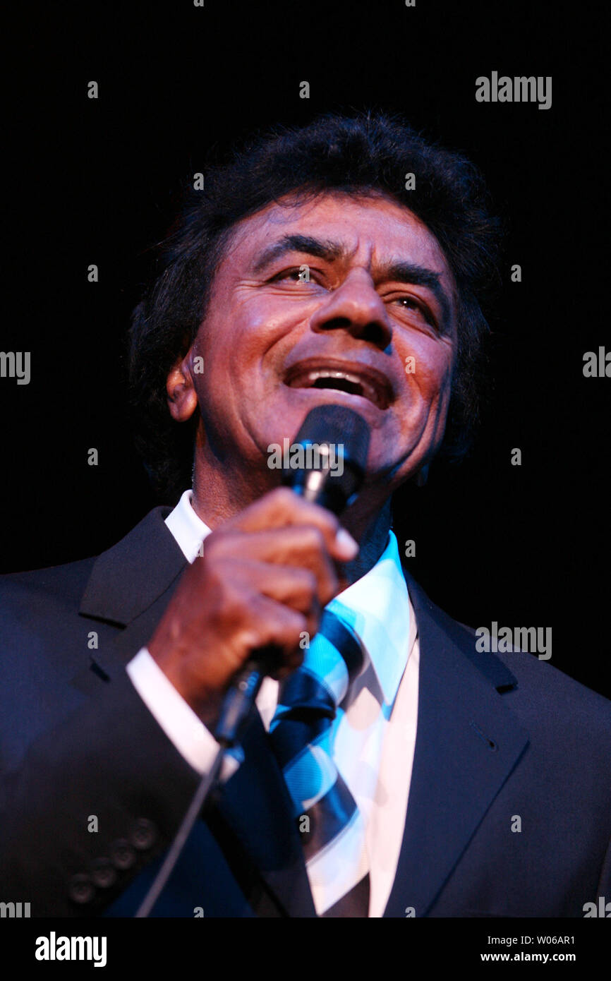Singer Johnny Mathis entertains the crowd during his concert at the Fox ...