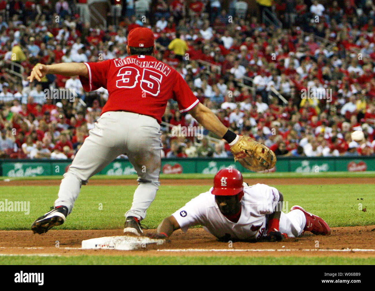 Los Angeles Angels first baseman Casey Kotchman reaches for the wide ...