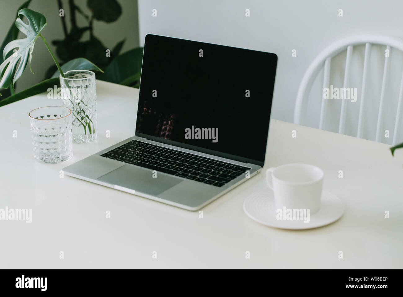 white office desk with note pad and laptop Stock Photo - Alamy
