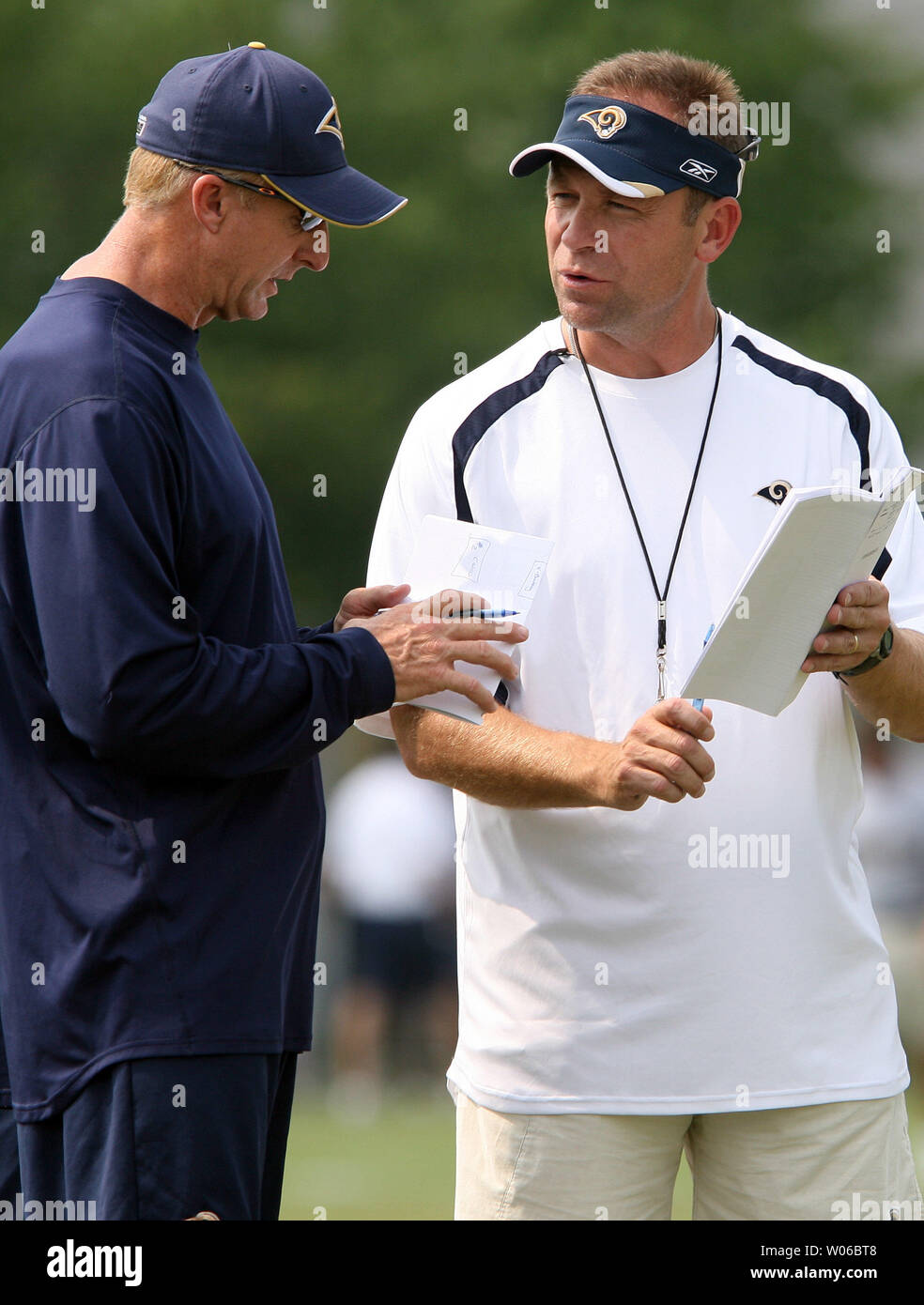 Bill russell defensive hi-res stock photography and images - Alamy