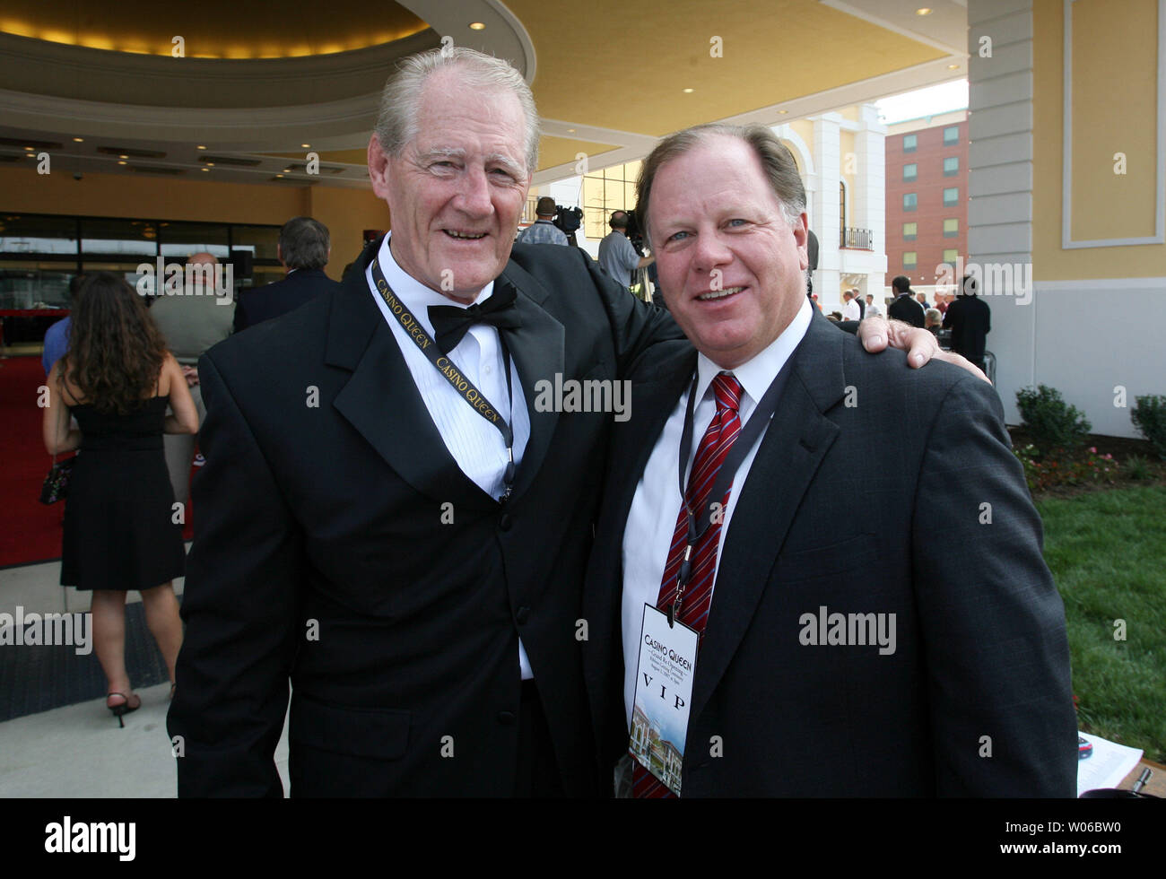 NFL Hall of Fame member Jackie Smith (L) and St. Louis Cardinals ...