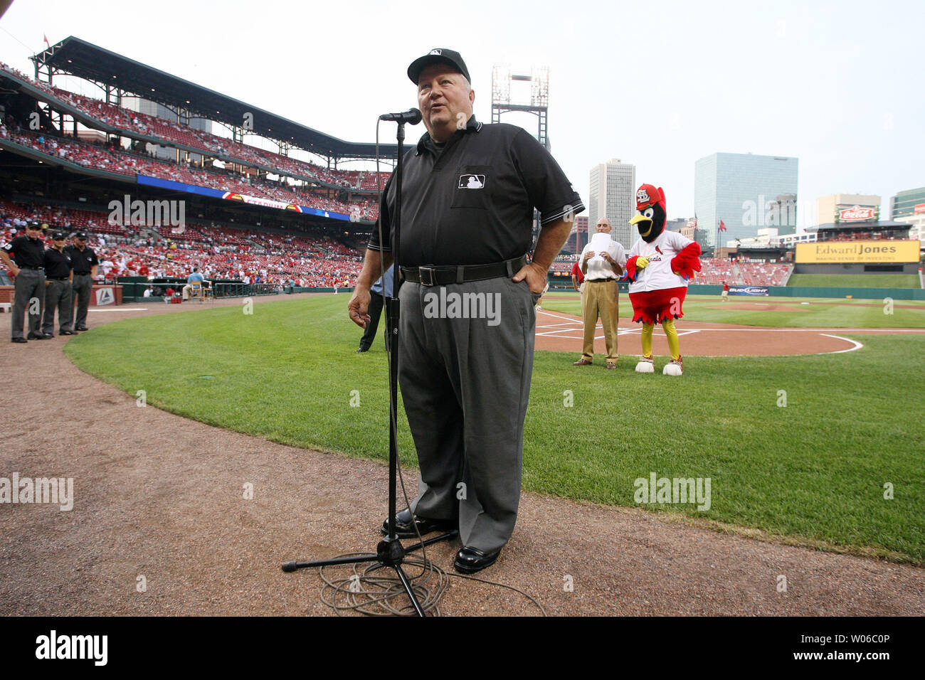 Major League umpire Bruce Froemming addresses the Busch Stadium crowd ...