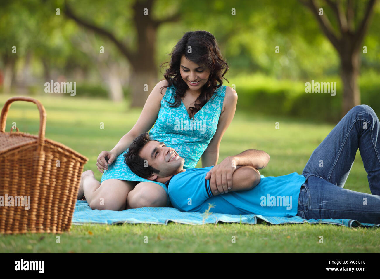 Couple having a picnic Stock Photo - Alamy