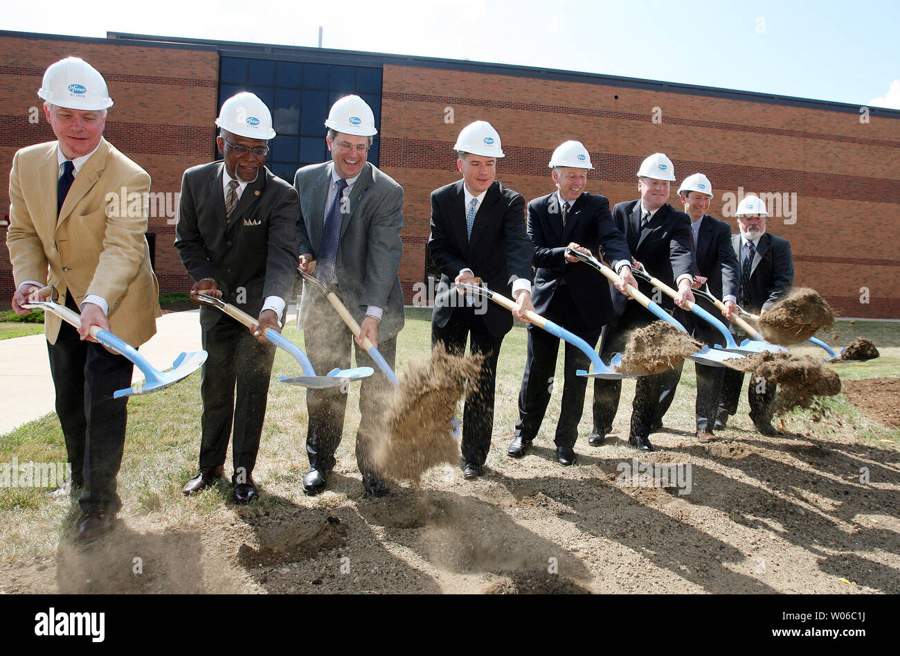 Missouri Governor Matt Blunt (fourth from left) and other political and ...