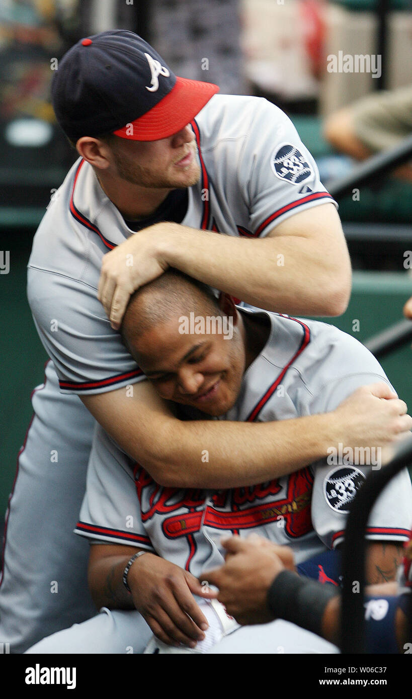 Atlanta Braves Scott Thorman plays with teammate Andruw Jones (sitting ...