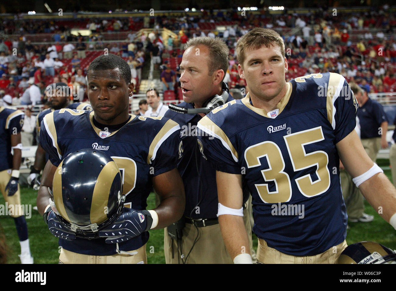St. Louis Rams head coach Scott Linehan (C) talks with players Travis ...