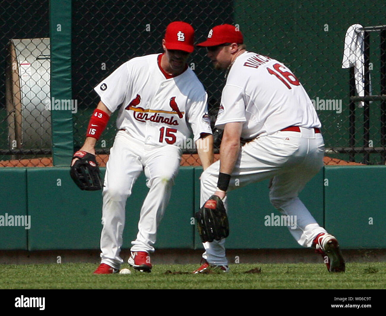 St. Louis Cardinals center fielder Jim Edmonds (L) and left fielder ...