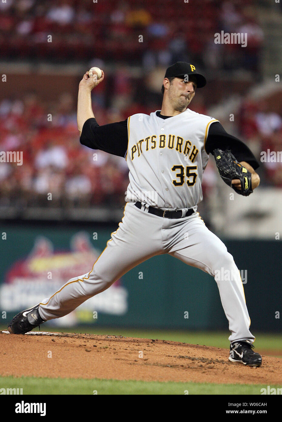 Pittsburgh Pirates pitcher Matt Morris delivers a pitch to the St ...