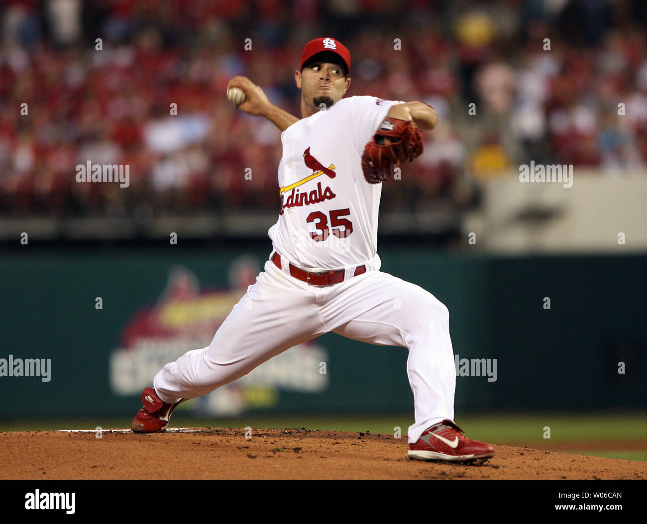 St. Louis Cardinals Joel Pineiro delivers a pitch to the Pittsburgh ...