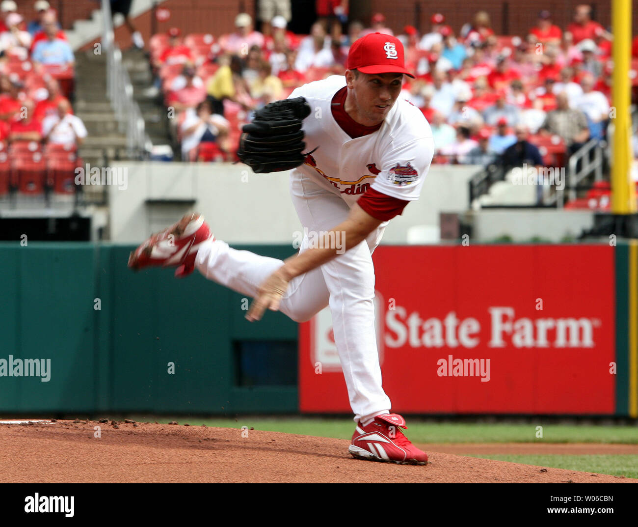 St. Louis Cardinals Mike Maroth delivers a pitch to the Pittsburgh ...