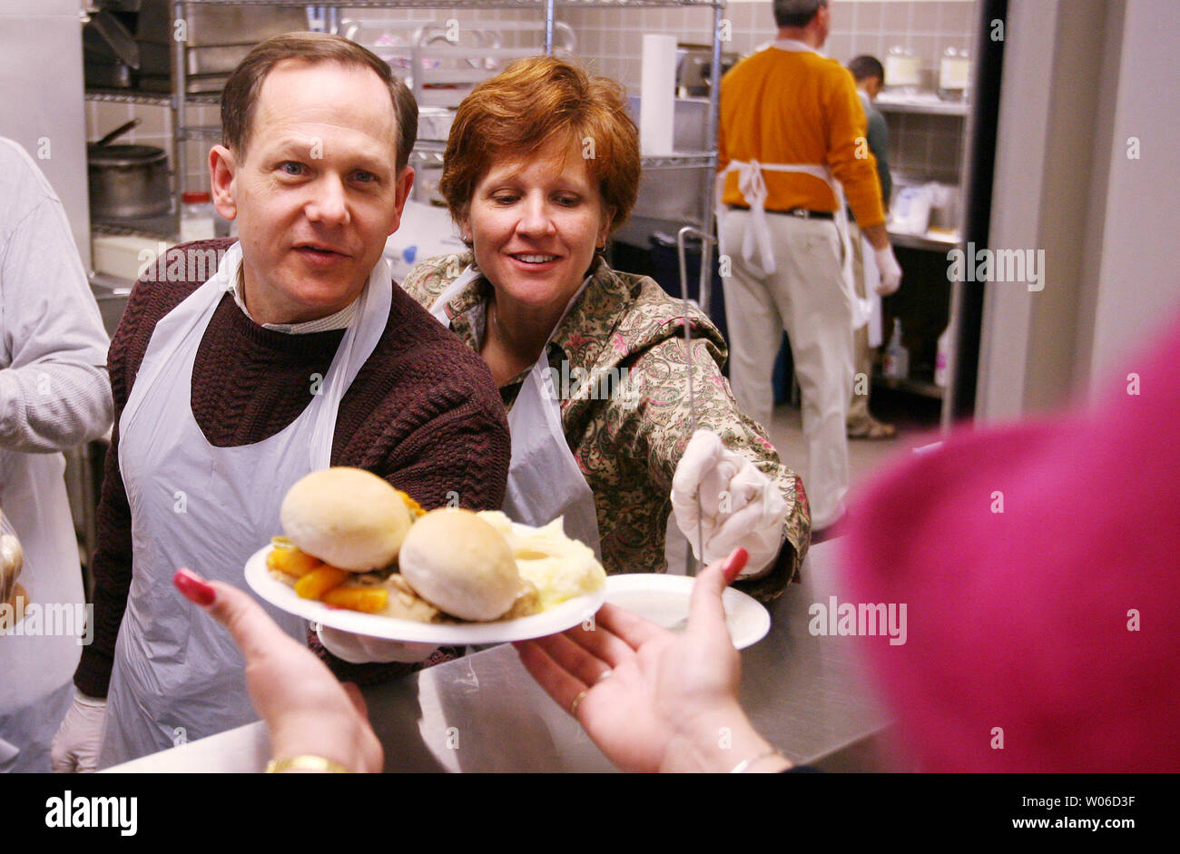 St. Louis Mayor Francis Slay and wife Kim serve a Thanksgiving meal to ...