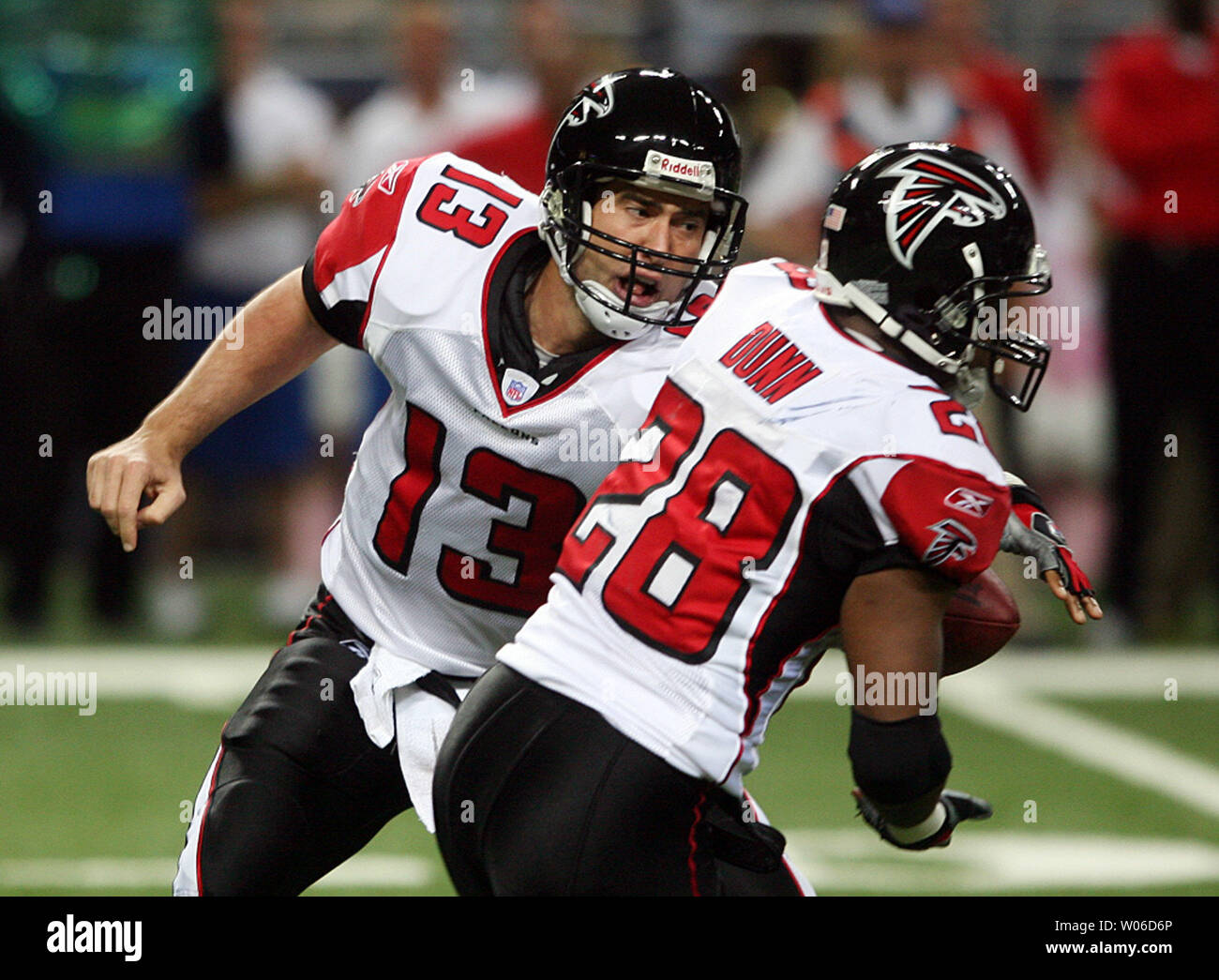 Atlanta Falcons quarterback Joey Harrington (L) hands the football off ...