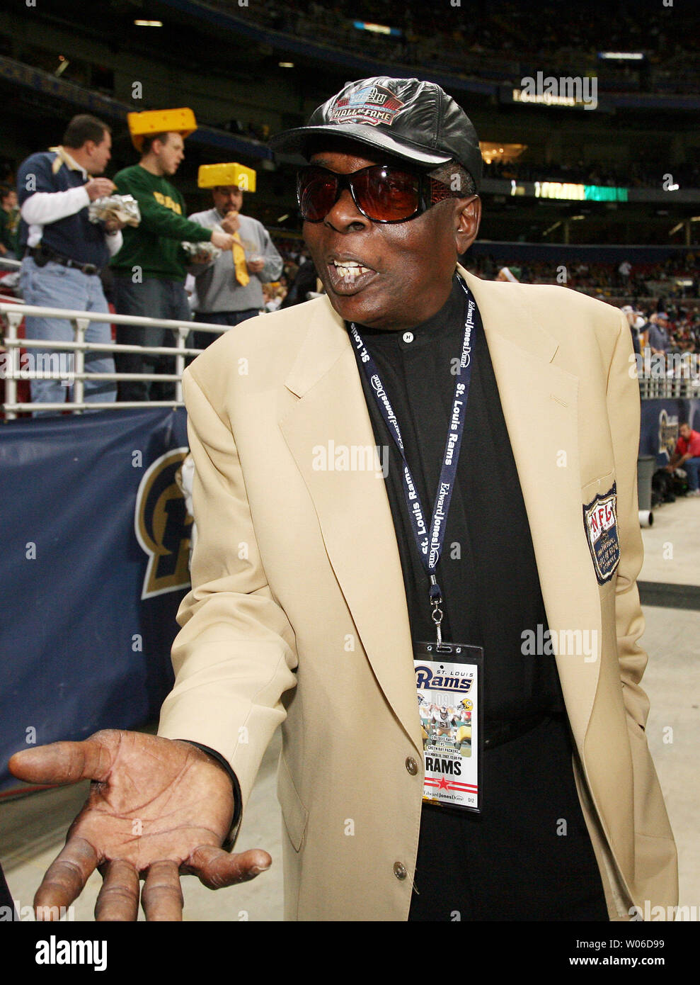 Former Los Angeles Rams and Football Hall of Fame member Deacon Jones ...