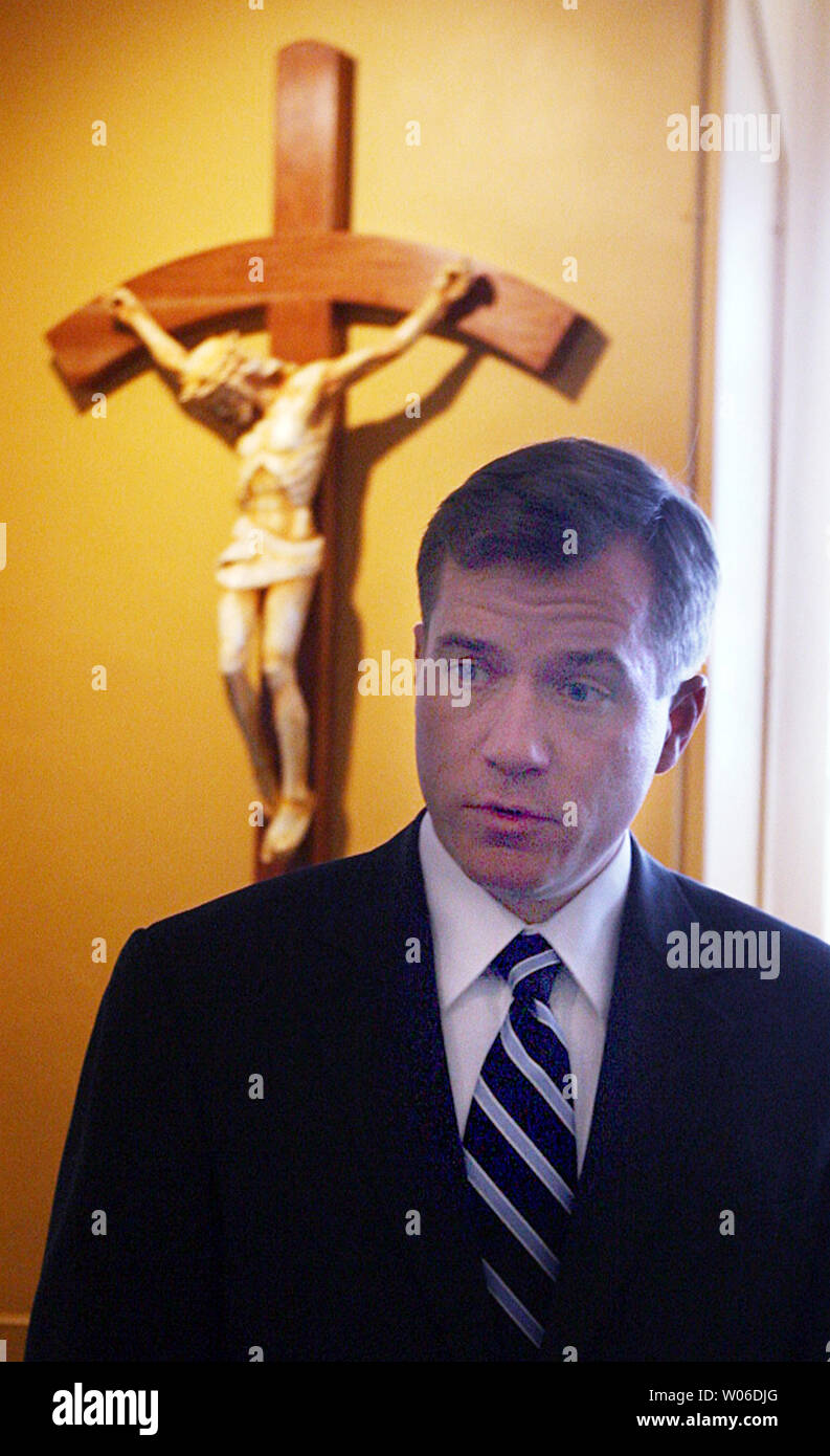 Missouri Governor Matt Blunt talks with students at the Marian Middle ...