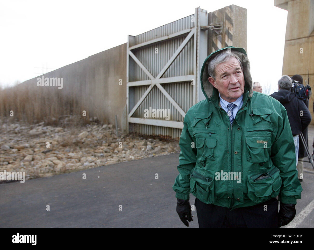Sen. Christopher "Kit" Bond (R-MO) tours the Mississippi River ...