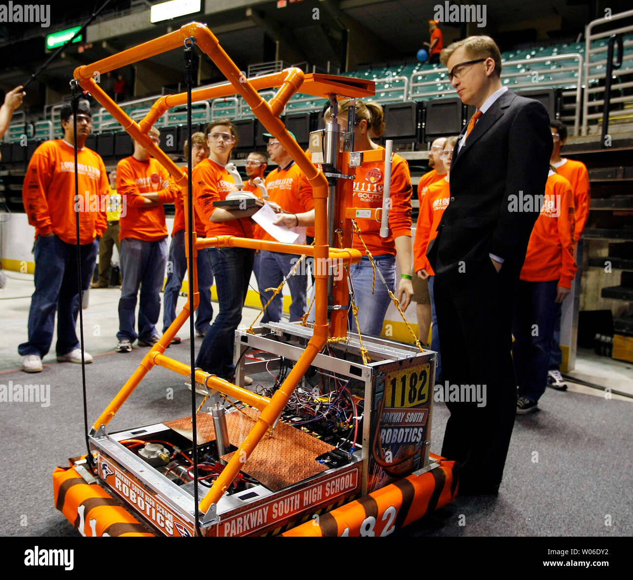 Missouri Governor Matt Blunt (R) watches the operation of a robot built ...