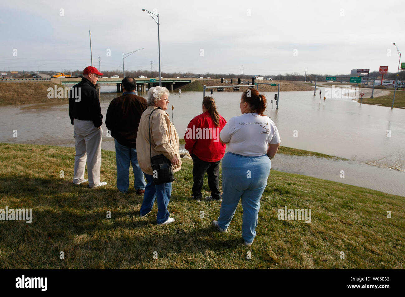 People watching flooding hi-res stock photography and images - Alamy