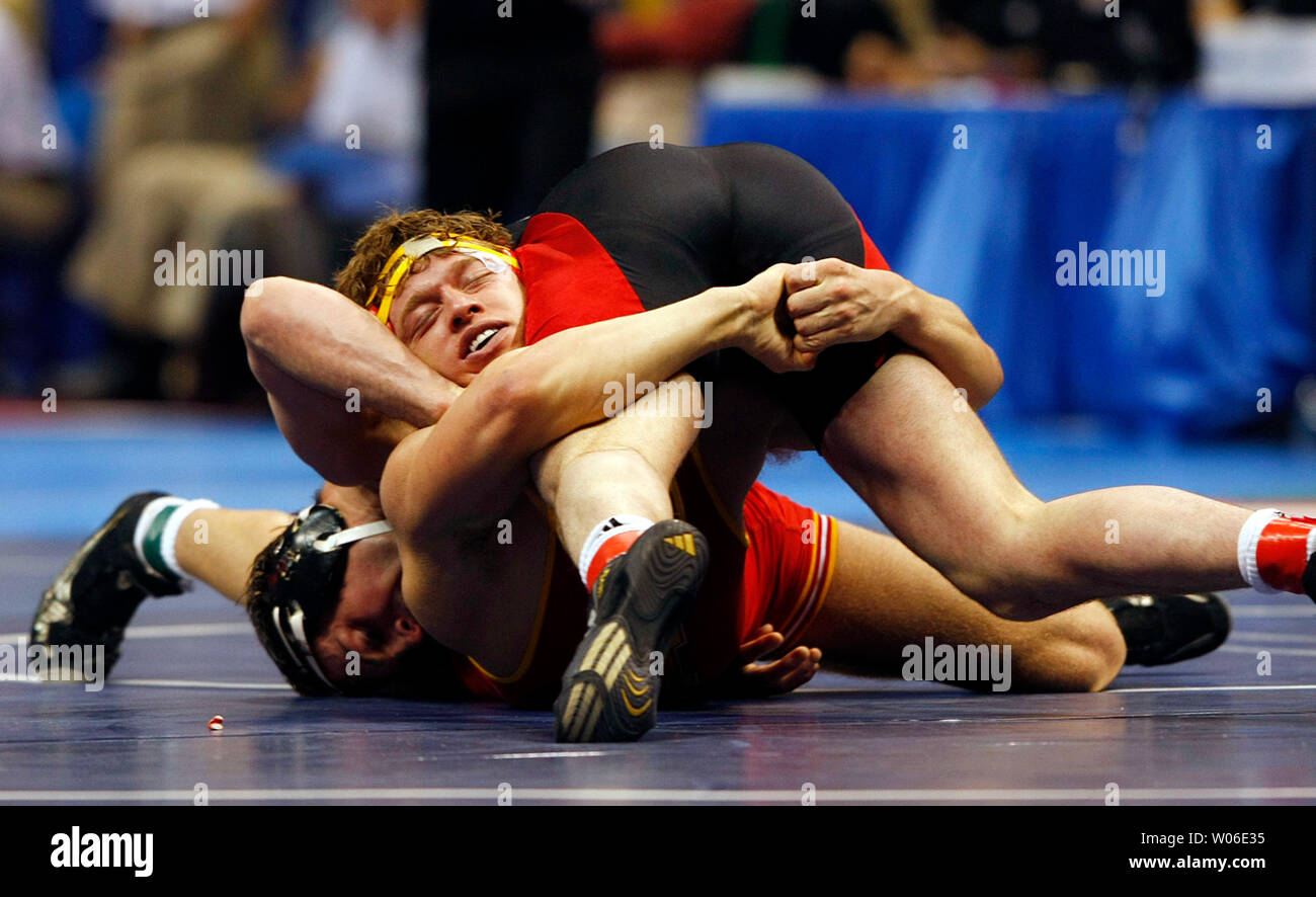 Match leg wrestling hi-res stock photography and images - Alamy