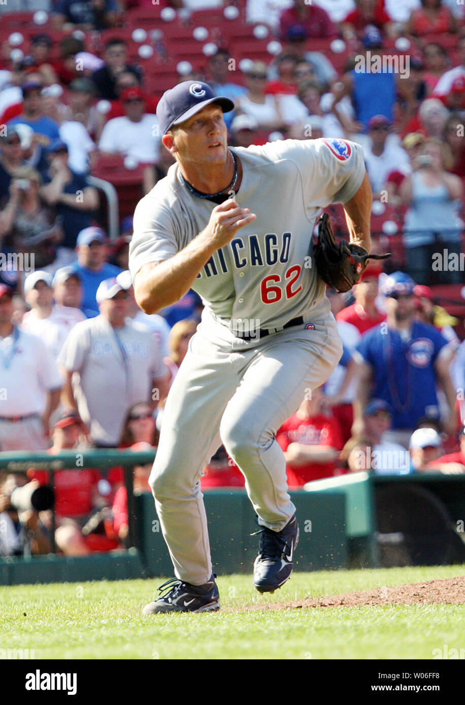 Chicago Cubs pitcher Bob Howry breaks for first base to cover for the ...
