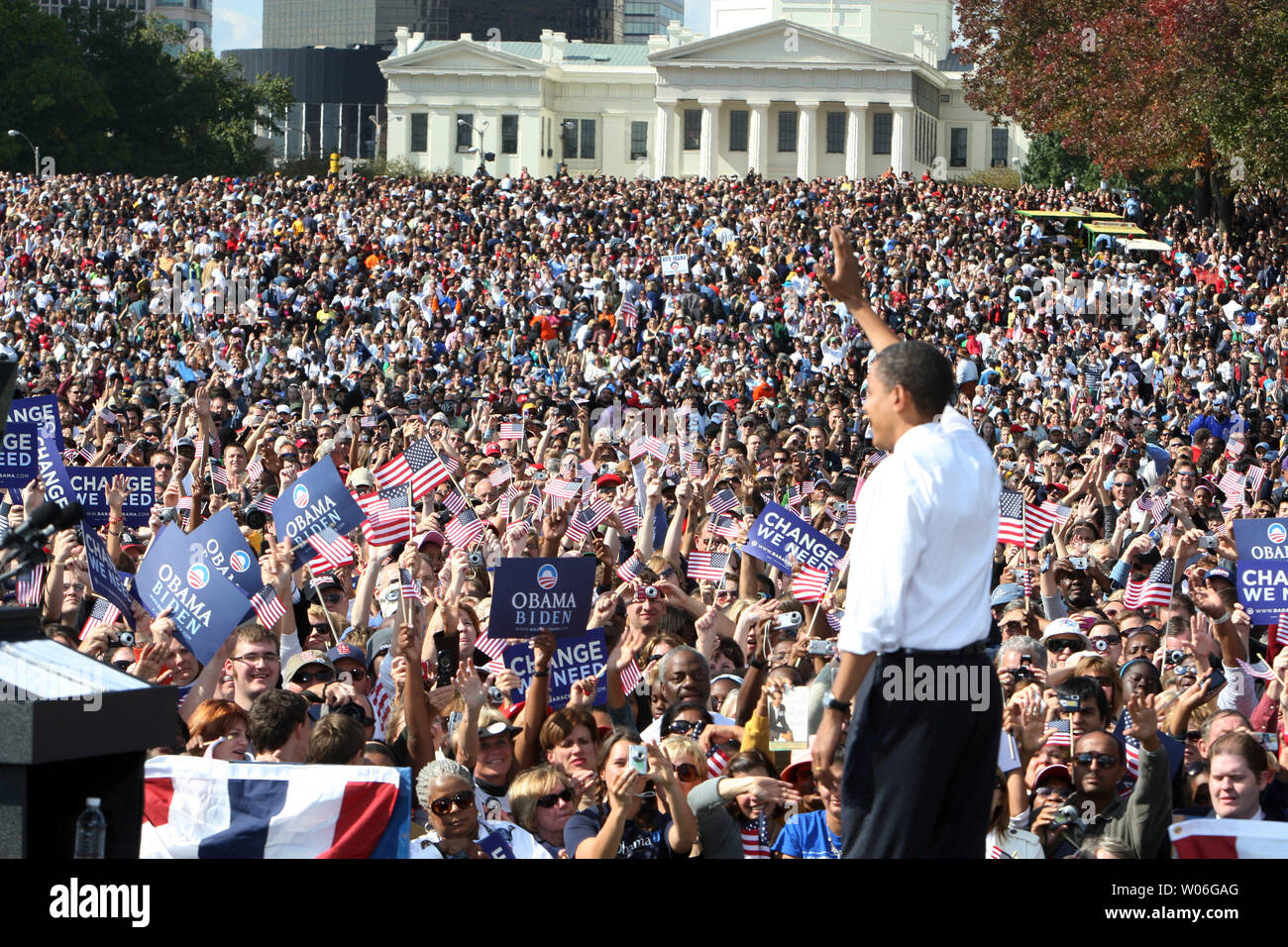 Democratic presidential candidate Sen. Barack Obama (D-IL) waves to the ...