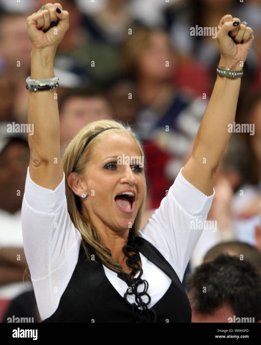 Brenda Warner, wife of Arizona Cardinals quarterback Kurt Warner cheers ...