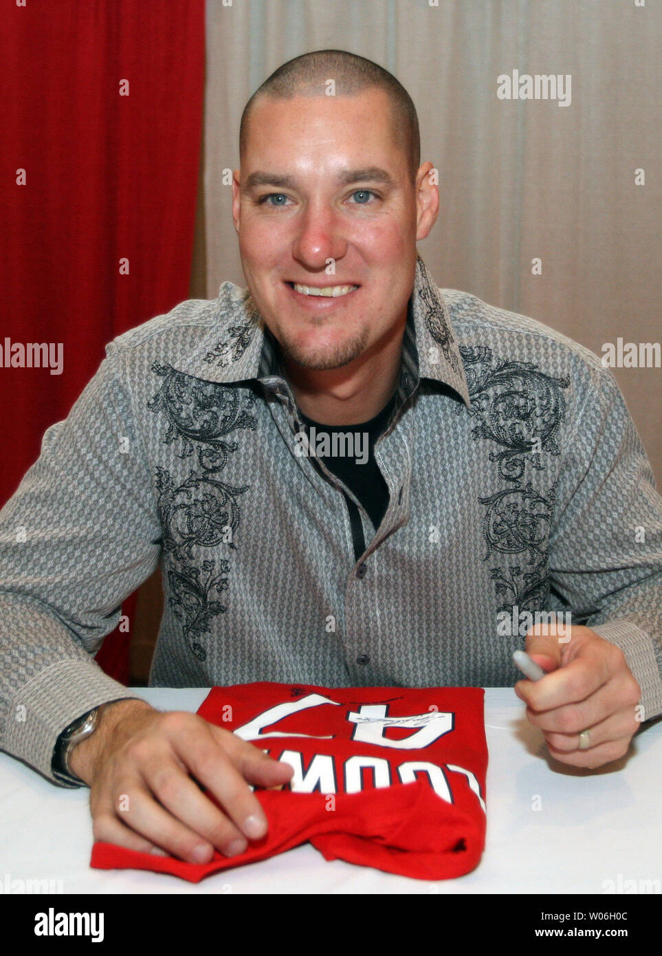 St. Louis Cardinals outfielder Ryan Ludwick smiles as he signs ...