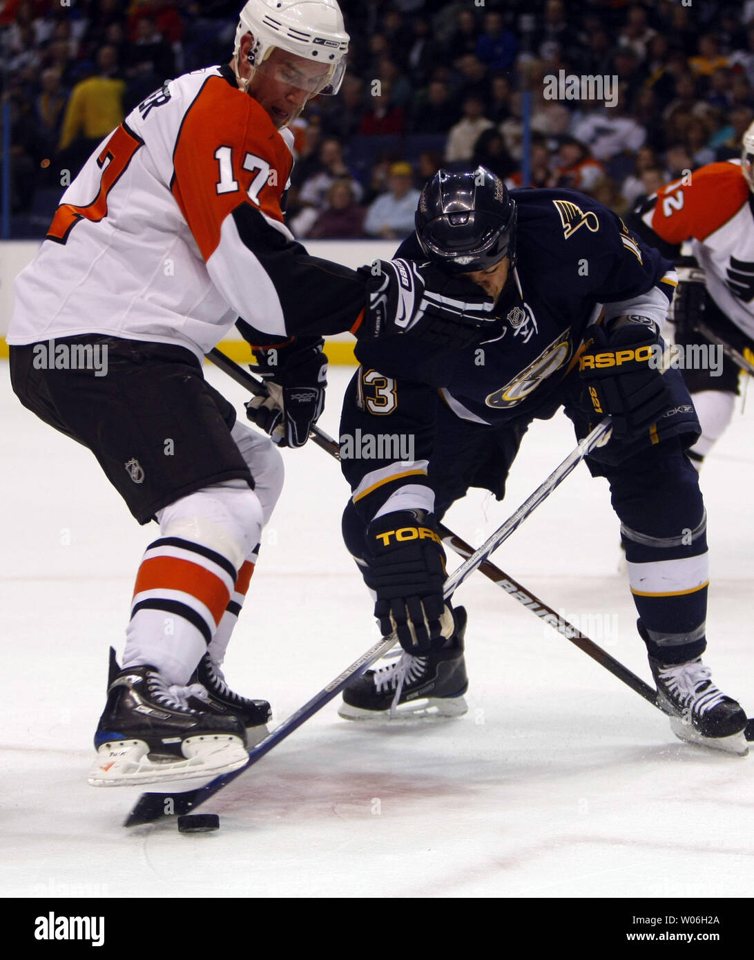 Philadelphia Flyers Jeff Carter (L) gets his glove in the face of St ...