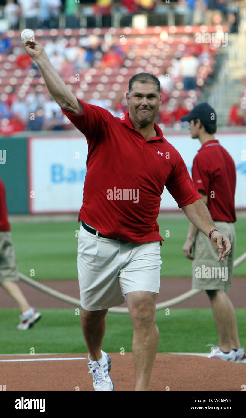 Former St. Louis Cardinals pitching ace Andy Benes throws a ceremonial ...