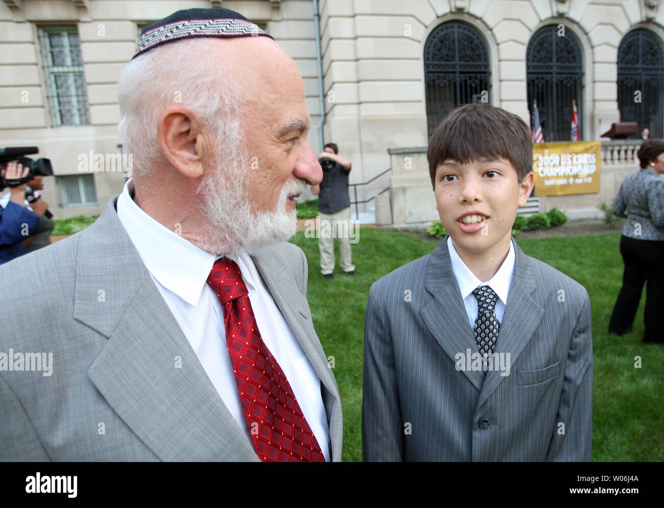 Boris Gulko of Fairlawn, New Jersey (L) talks with Ray Robson of ...